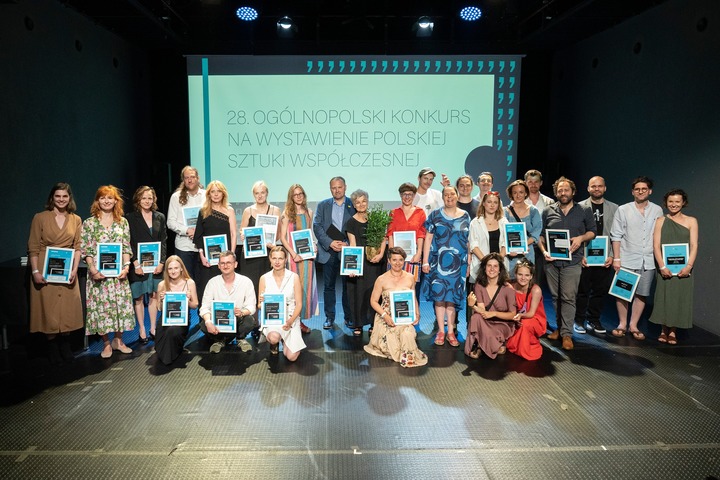 KATARZYNA TLAŁKA I MAJA PANKIEWICZ Z NAGRODĄ IM. JANA ŚWIDERSKIEGO